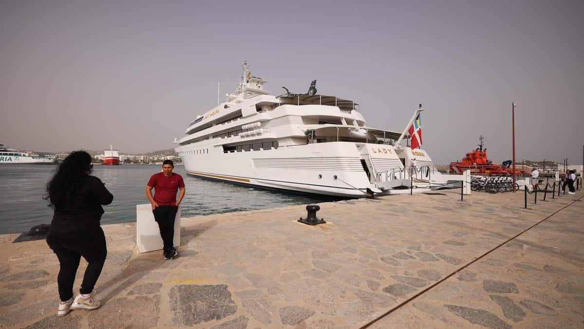 Incredible And Tragic Love Story Behind Luxury Yacht 'Lady Moura ...